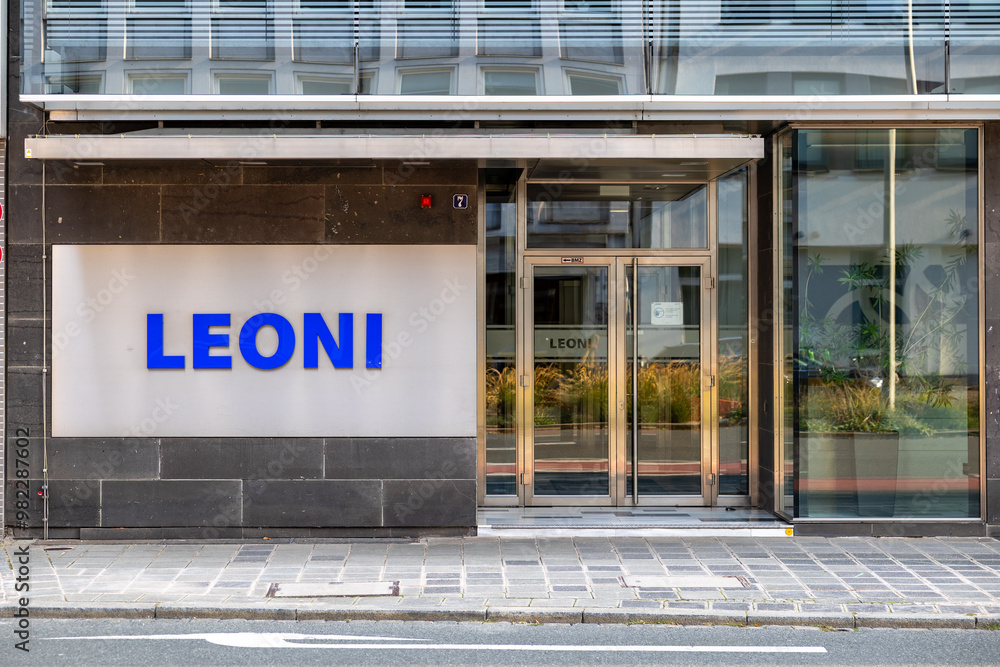 Das Foto zeigt den Eingangsbereich der Leoni AG mit dem auffälligen ...