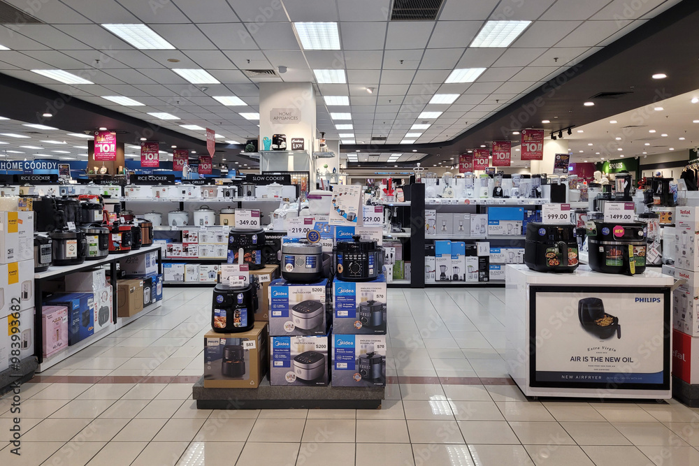 Foto de PENANG, MALAYSIA - 18 SEP 2024: Interior view of electronic and ...