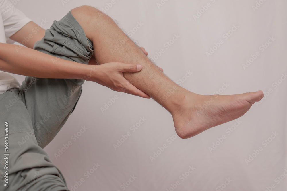 Inflammation of the calf of the leg held by the hand. Pain that attacks ...