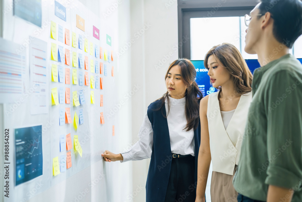 Póster brainstorming session, using sticky notes on a task board ...