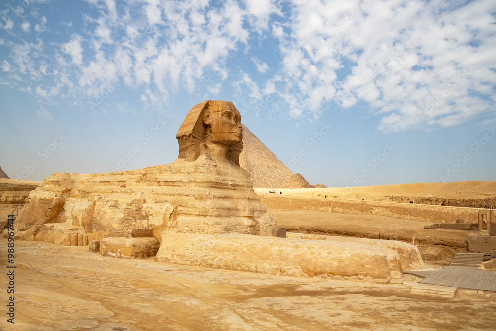 Beautiful profile of the Great Sphinx including pyramids of Menkaure ...