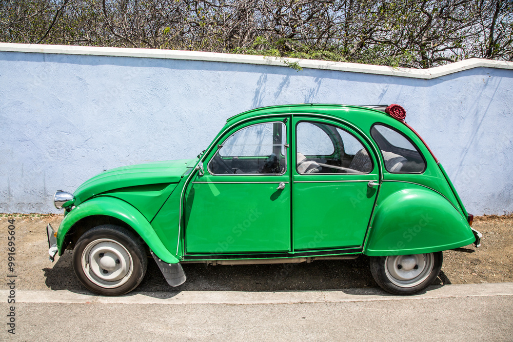 Citroen 2CV - Ente (Legendärer Oldtimer, Frankreich) Stock Photo ...