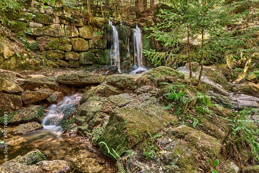 Wodospad, kaskada, górski potok dopływ rzeki Kwisa, Góry Izerskie ...