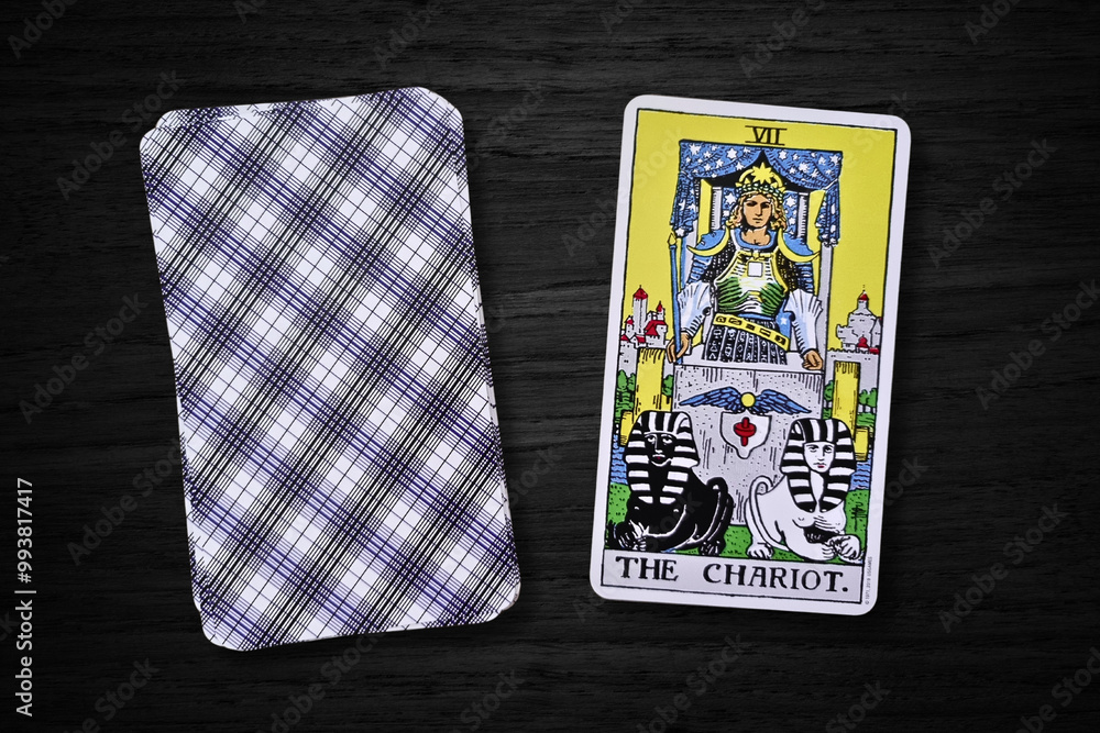 Carte de tarot "Le Chariot" du jeu Rider-Waite, posée sur une surface ...