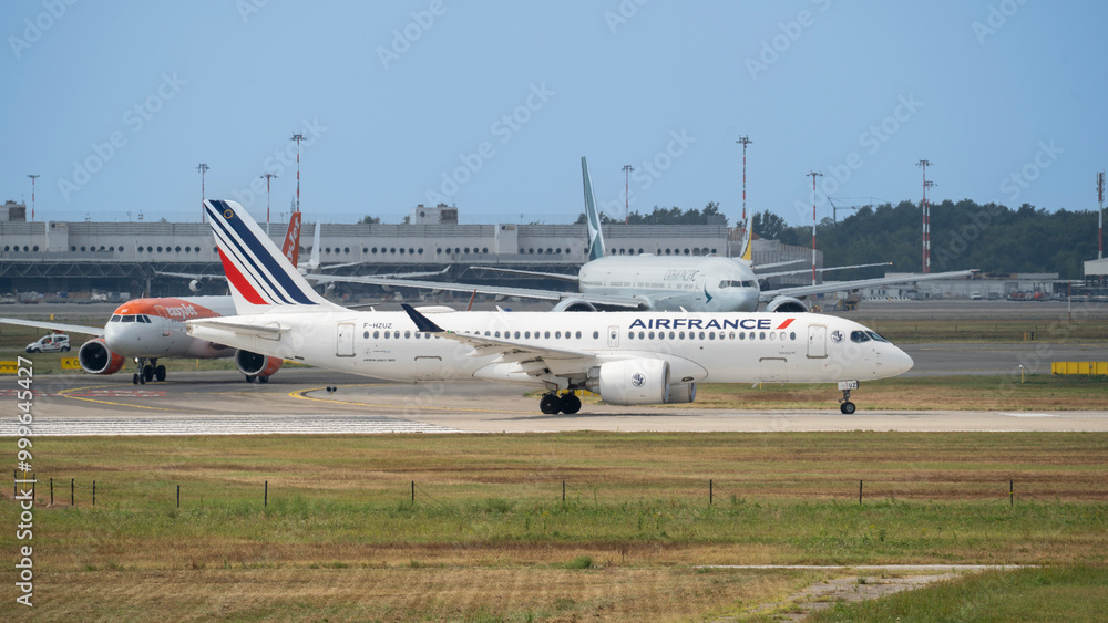 Cathy Pacific Boeing 777, Air France Airbus A220, Easyjet Airbus A320 ...
