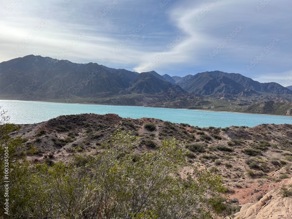 O lago Potrerillos, um dique construído para conter o fluxo do Rio ...