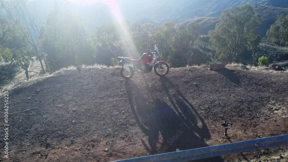 Moto circulando por las carreteras de Canarias con buena luz en bonitos ...