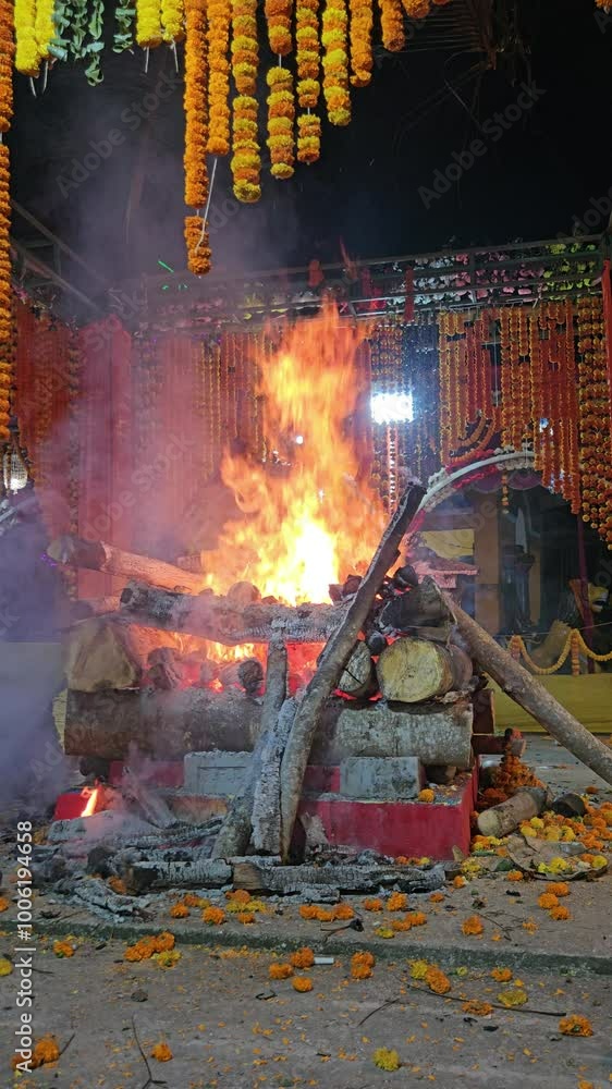 Hindu ritual fire ceremony, Sacred fire offering ritual, Traditional ...