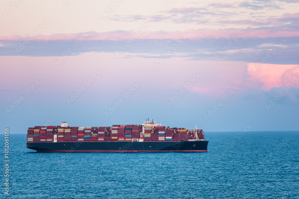 Large container vessel, fully loaded with containers, spotted near US ... Large container vessel, fully loaded with containers, spotted near US ...