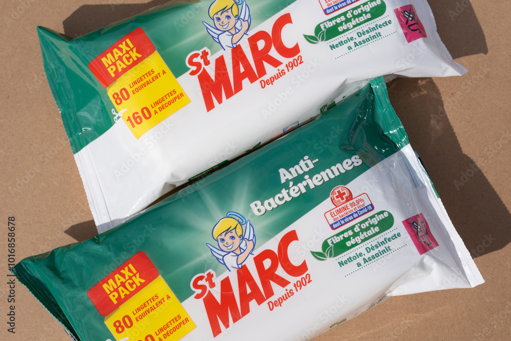 Packs de lingettes nettoyantes de la marque Saint Marc du groupe ...