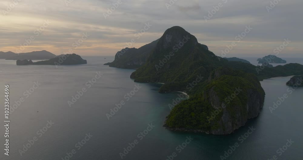 Beautiful rock formation of Cadlao Island, El Nido. Beaches and Islands ...