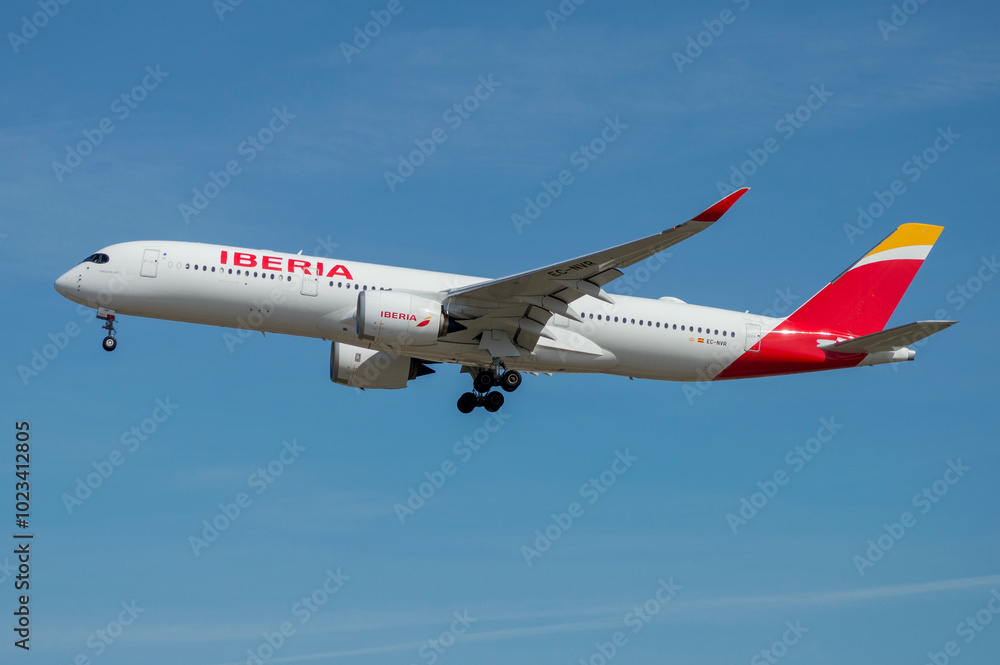Avión de línea de largo radio Airbus A350 de la aerolínea Iberia ...