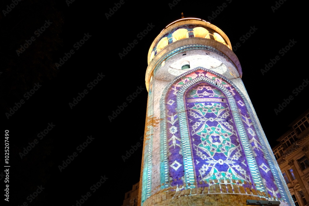 Foto de Digital reflection in the historical Galata Tower, an important tourism destination in ...