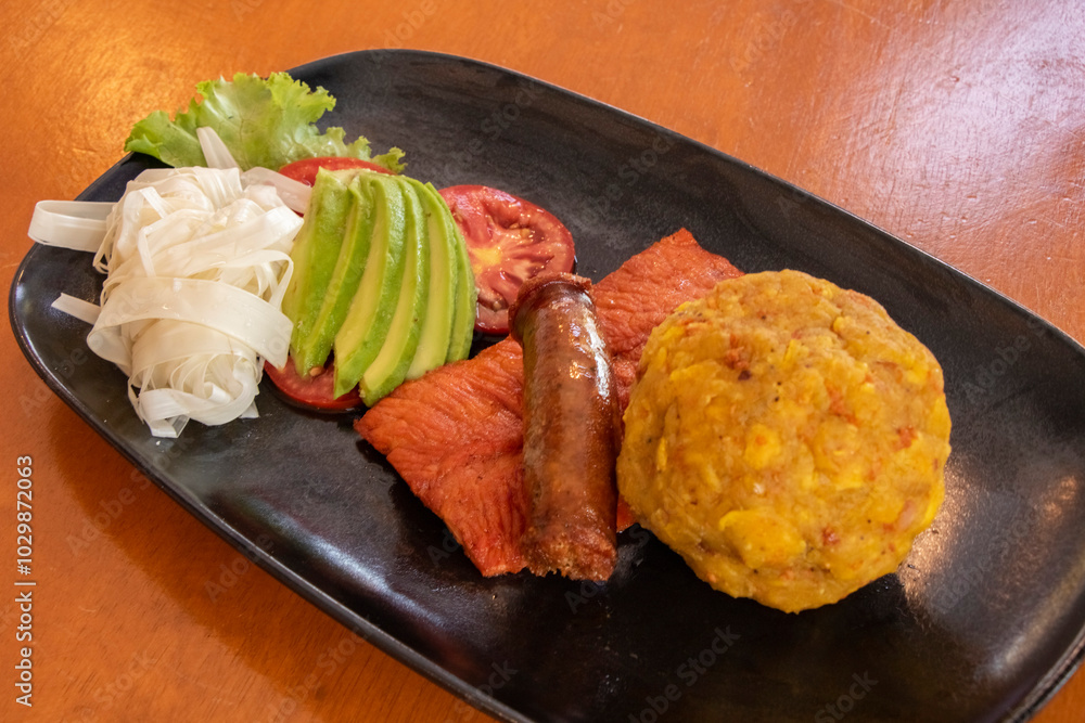 Cecina y chorizo regional con ensalada de fresca, comida típica de ...