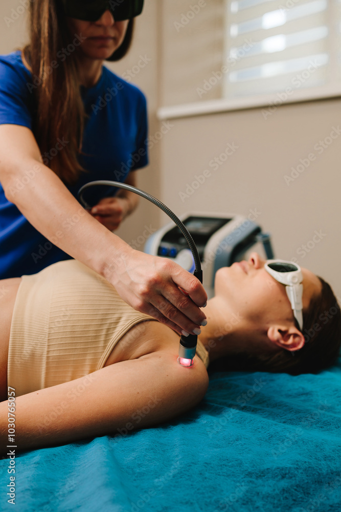 Foto de Infrared treatment of hand to manage pain, numbness and ...