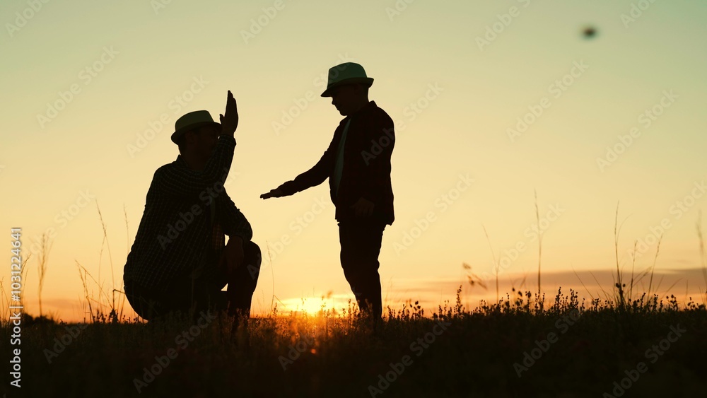 Foto de Dad plays with his little child, teaches his son how to shake ...