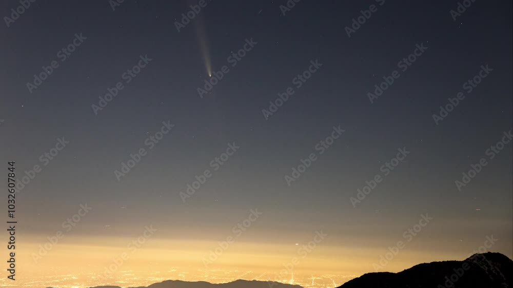 C/2023 A3 (Tsuchinshan-ATLAS) Timelapse of Comet setting over city ...