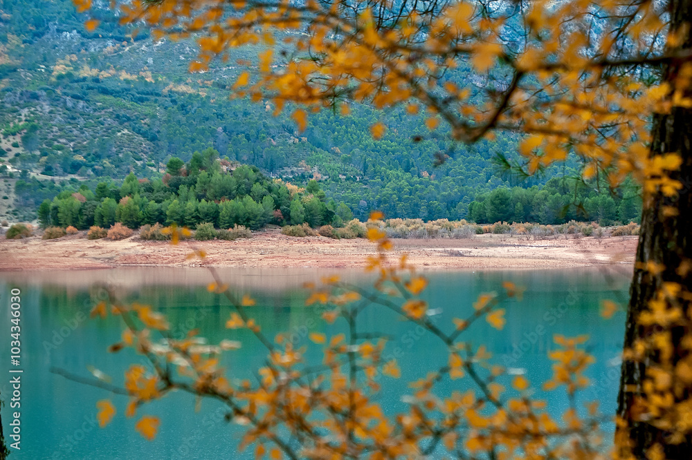 Paraje Bujaraiza en el embalse del Tranco, río Guadalquivir, en el ...
