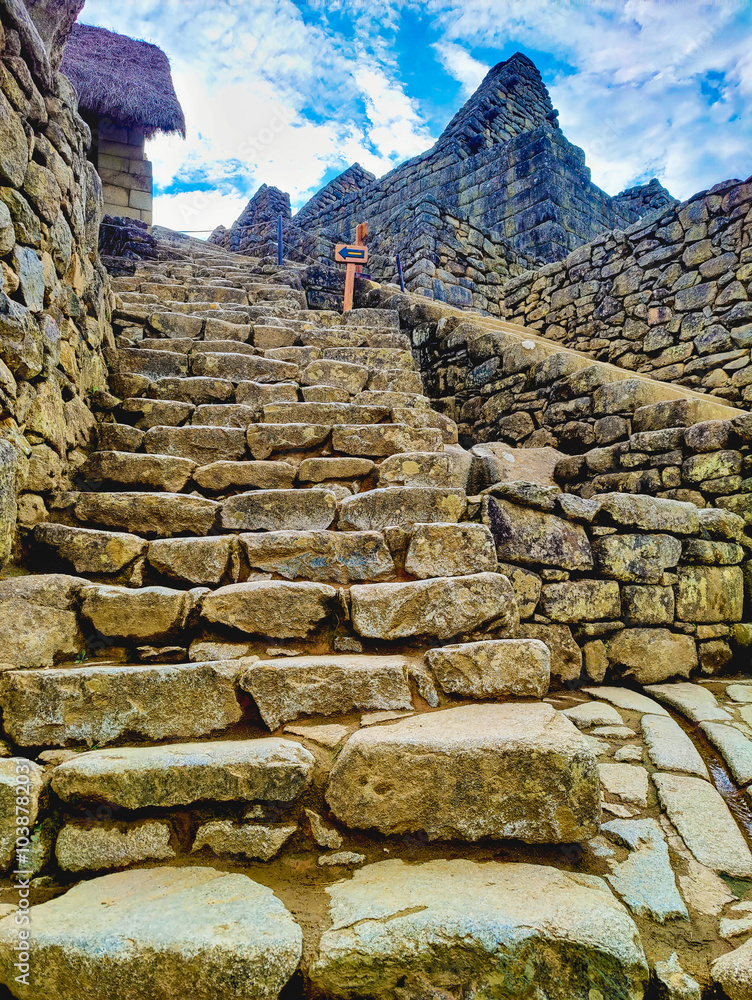 Escalones de piedra en Machu Picchu, con estructuras incas al fondo y ...