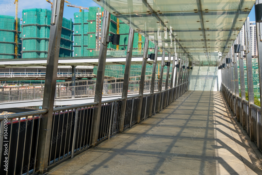 Fényképezés An elevated covered pedestrian walkway or footbridge with a ...