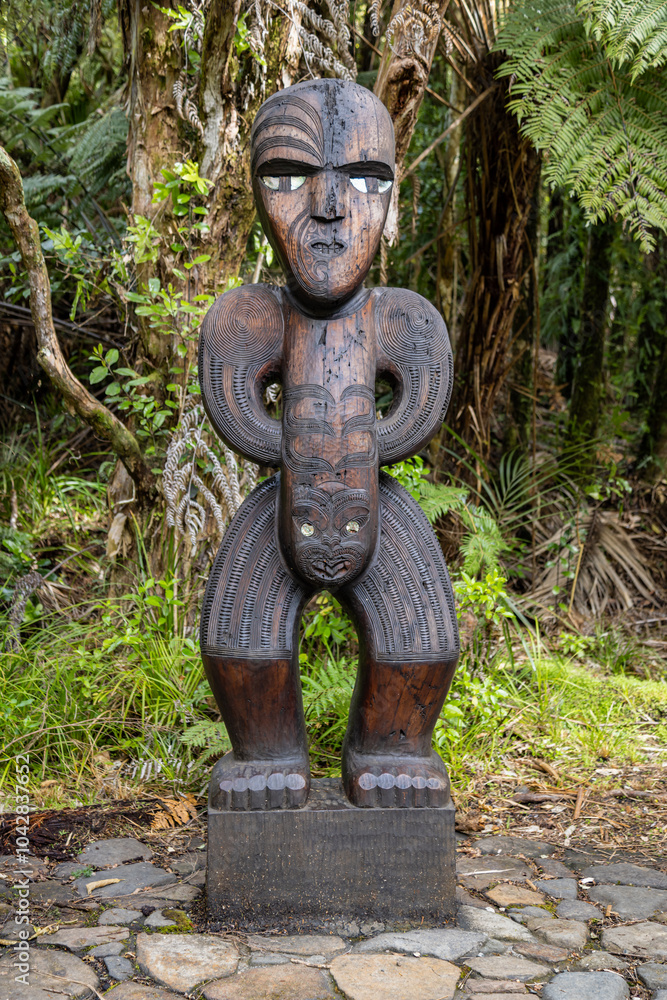 Maori Carving on the Kauri Cascades trail in the Waitakere Ranges, New ...