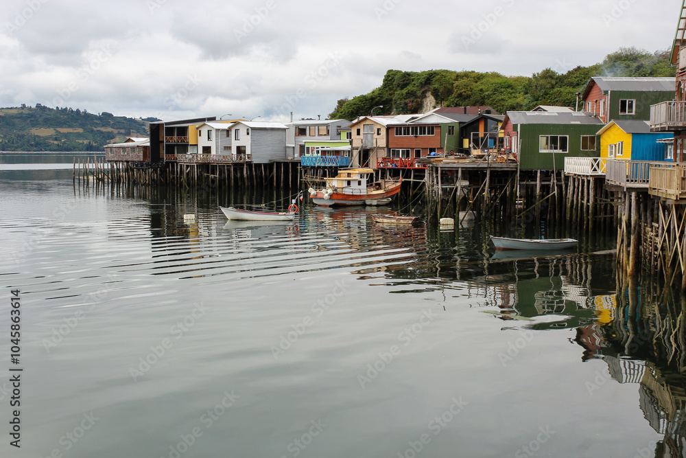 invierno en la isla de Chiloé, Chile. Variedad de casas palafitos y ...