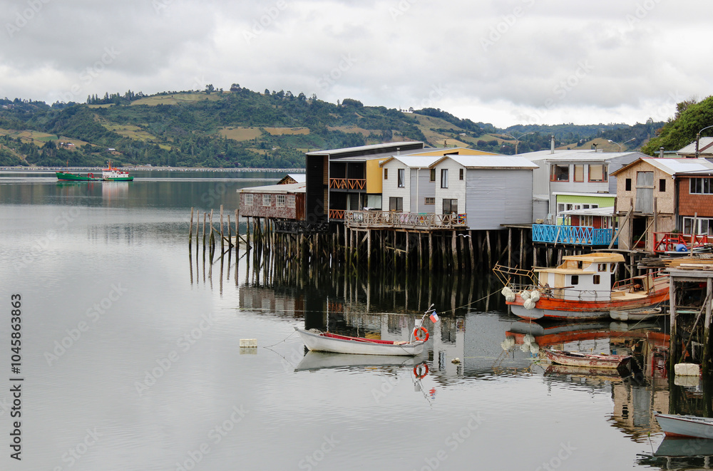 Castro, Isla de Chiloé, Chile en día nublado, panorámica de casas ...