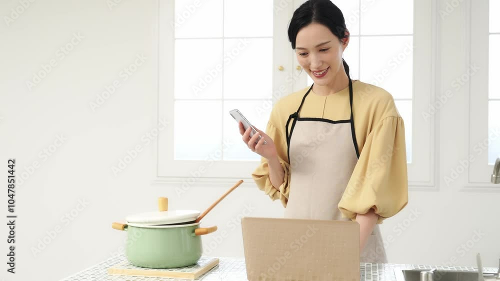 キッチン、料理、レシピ、スマホ、ノートパソコン、PC、SNS、DX、オンライン、検索、スマートフォン、女性、動画、インターネット、クッキング、配信、笑顔、明るい、web、サイト、主婦、調理 ...
