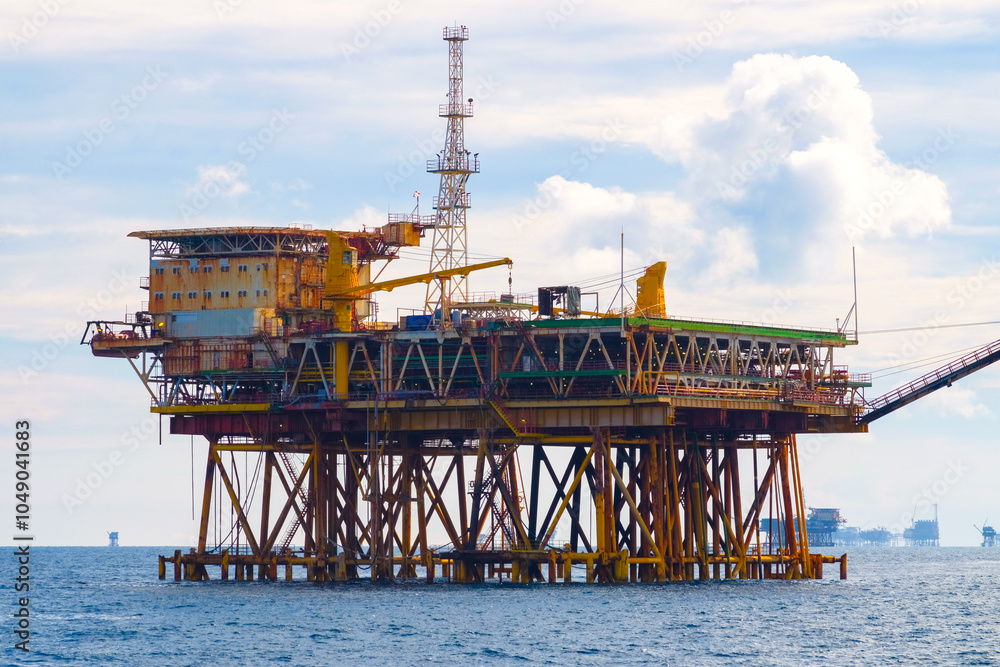 Oil and gas rigs in the middle of the ocean, oil exploitation projects ...