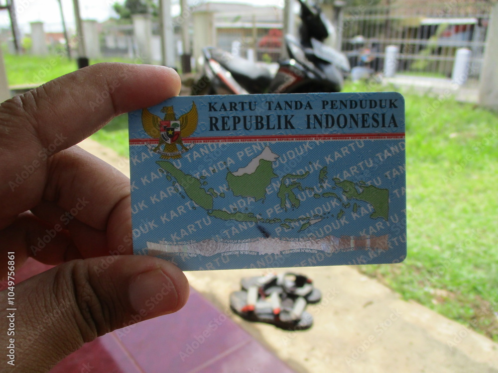 Foto de A hand holding an Indonesian identity card (Kartu Tanda ...