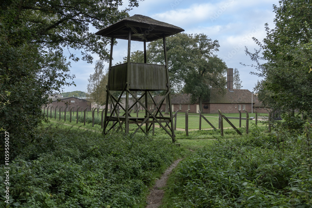 Foto de Watchtower and observation tower at concentration camp Vught ...