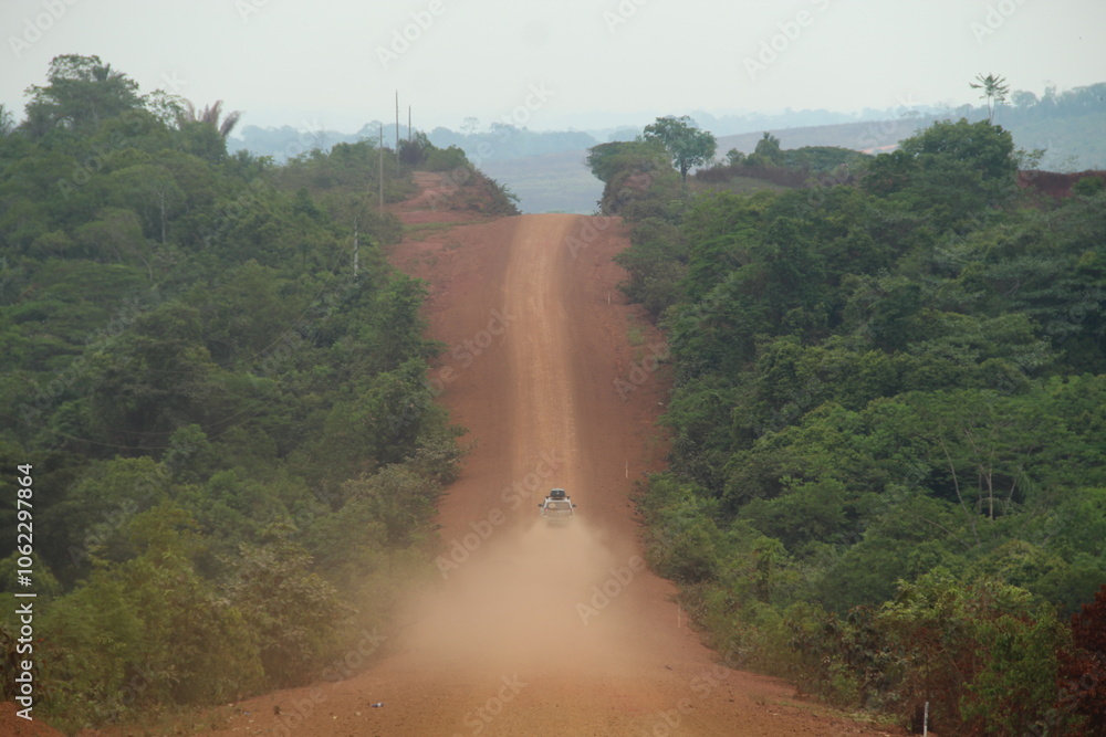 treho da rodovia transamazônica no pará sem pavimentação e com bastante ...