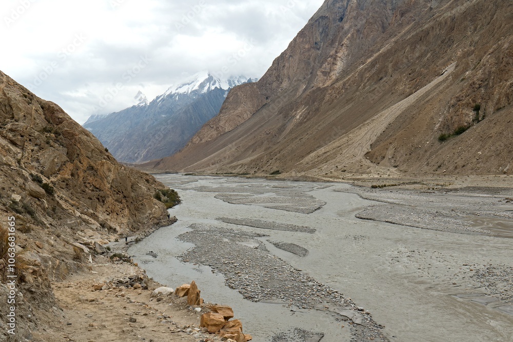 The landscape of the Braldu River Valley. Trekking from Jhula Camp to ...