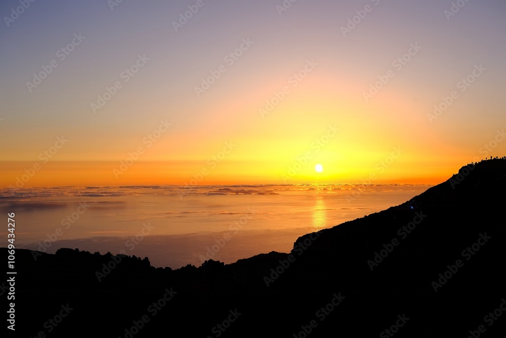 Póster Pico de Arieiro, Madeira - A breathtaking view of the sun rising ...