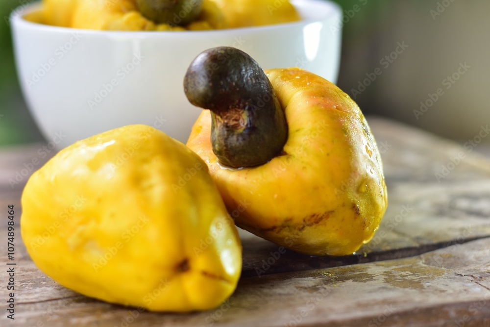 O que entendemos popularmente como "caju" se constitui de duas partes ...