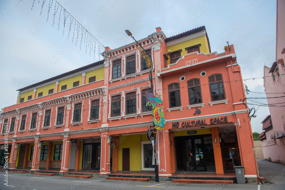 Historic commercial buildings on Jalan Bendahara Street in Little India ...