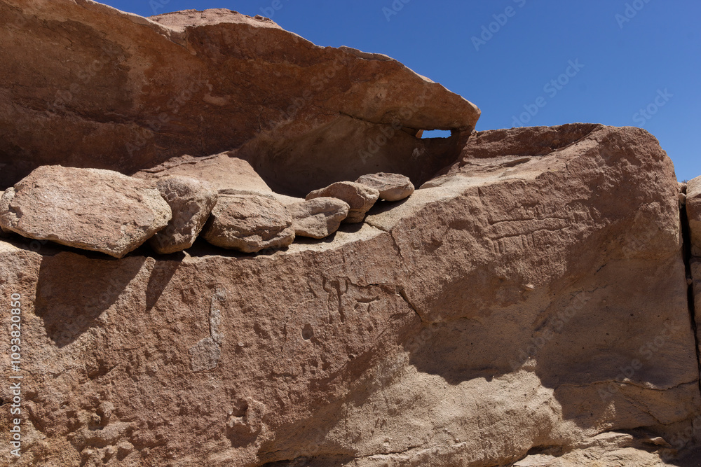 Poster rocas talladas en medio del desierto de Atacama, petroglifos de ...