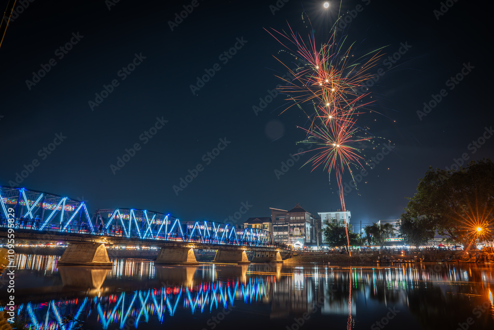 Fotografia fireworks show at iron bridge across ping river where ...