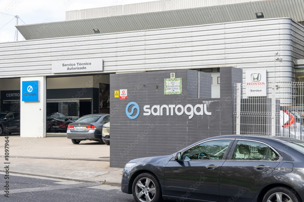 Santogal honda car dealership building with parked cars Stock Photo ...