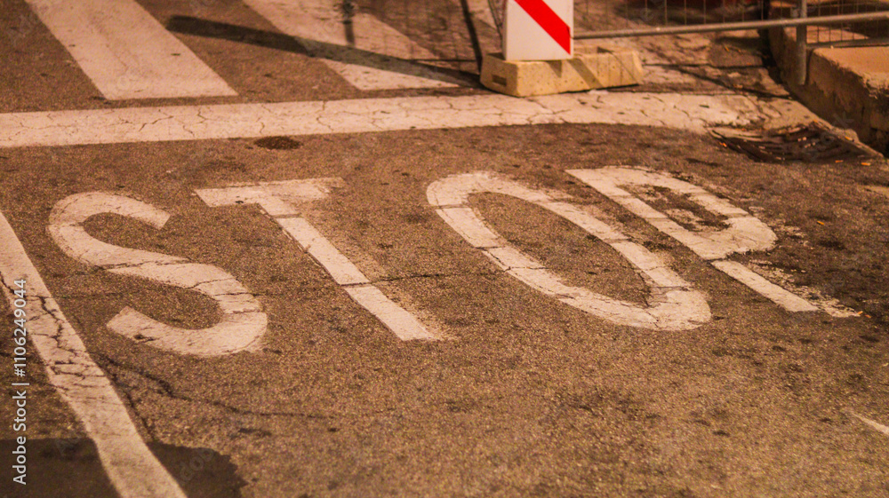 Sinalização de trânsito com a palavra "STOP" na rua, destacando a ...