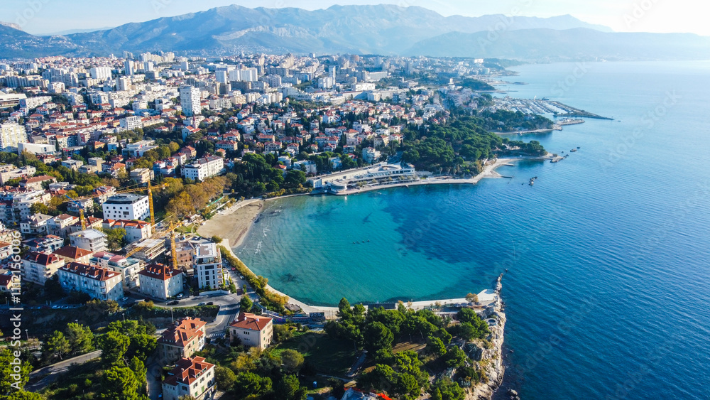 Visão aérea da praia Bacvice em Split, Croácia, mostrando a beleza das ...