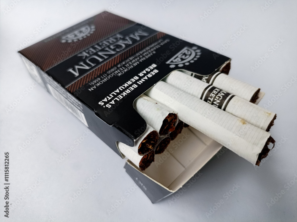 MAGNUM KRETEK Kretek up close. Packaged cigarettes. MAGNUM KRETEK ...