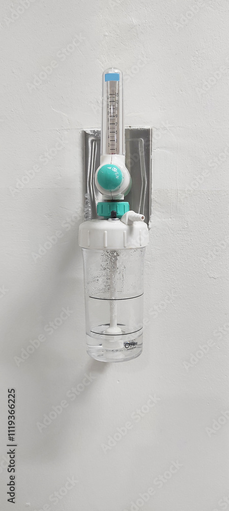 Foto de oxygen flow meter with humidifier bottle attached to green wall ...