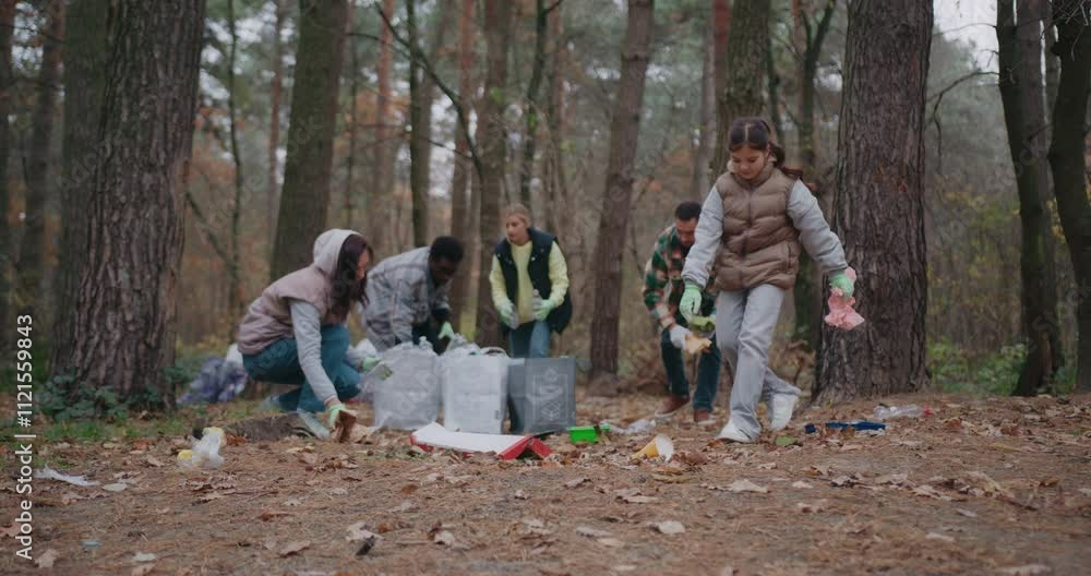 Vidéo Stock People cleaning up local forest from plastic pollution ...