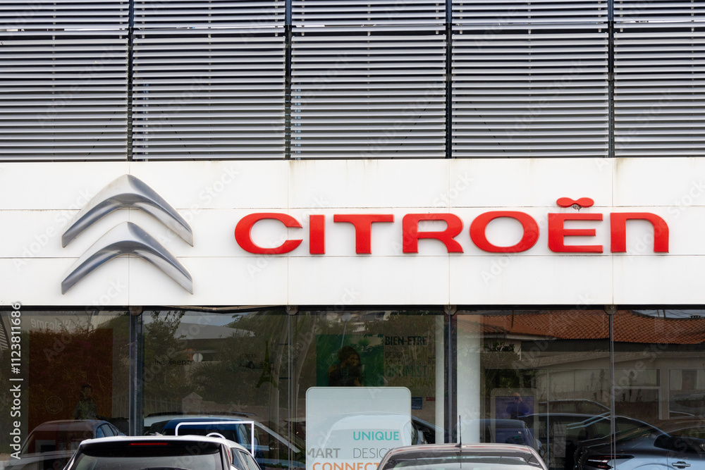 Foto de Citroen Dealership: A modern building with a prominent Citroën ...