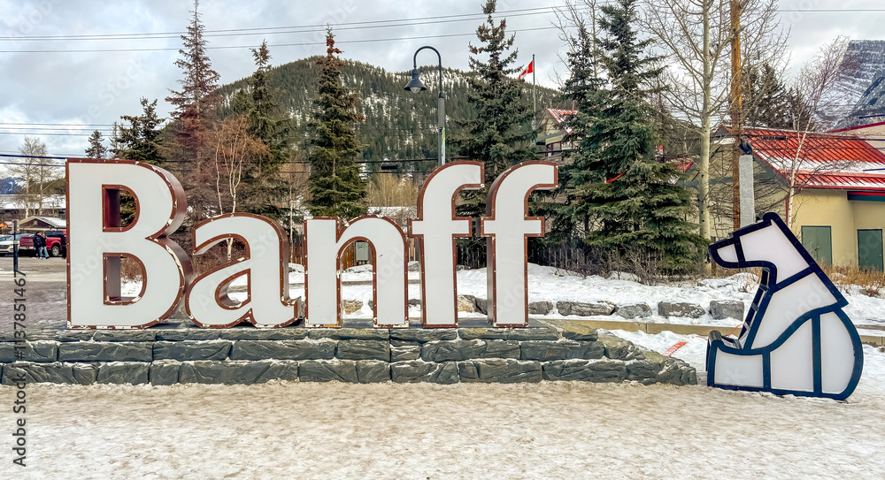 Foto de Banff, Alberta, Canada. Dec 14, 2024. A Banff sign stands ...