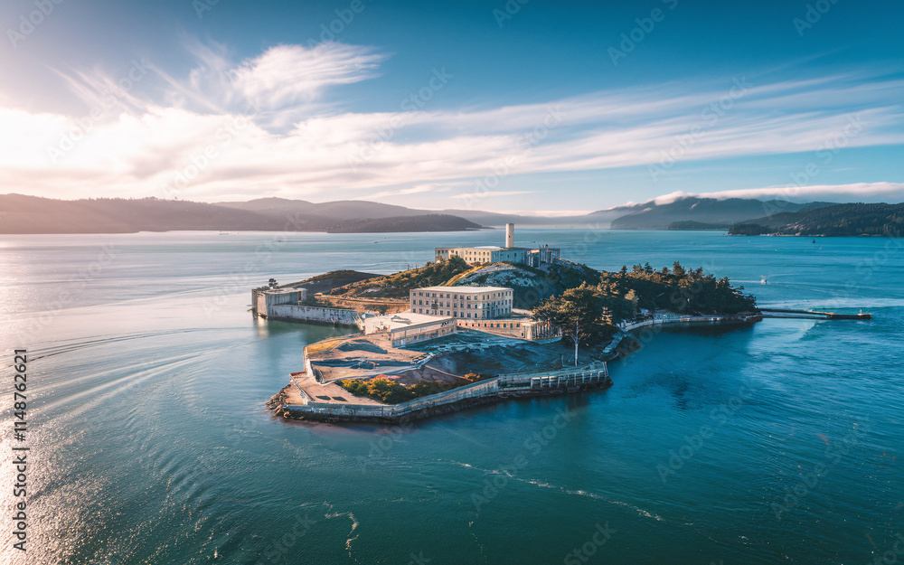 Fotografia Aerial view of Alcatraz Island at sunset, showing the ...