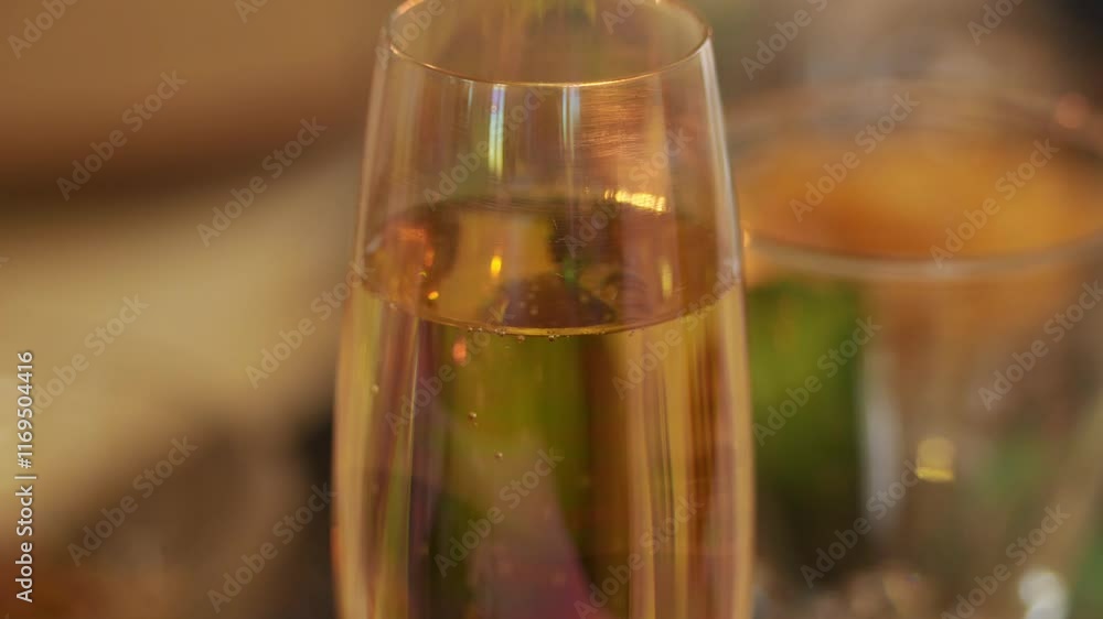 plan fixe sur une coupe de champagne durant les fêtes de fin d'année ...