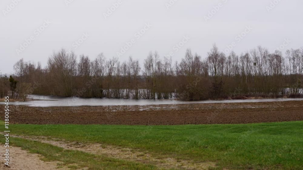 plan fixe avec la montée des eaux en hiver, dû aux fortes précipitation ...