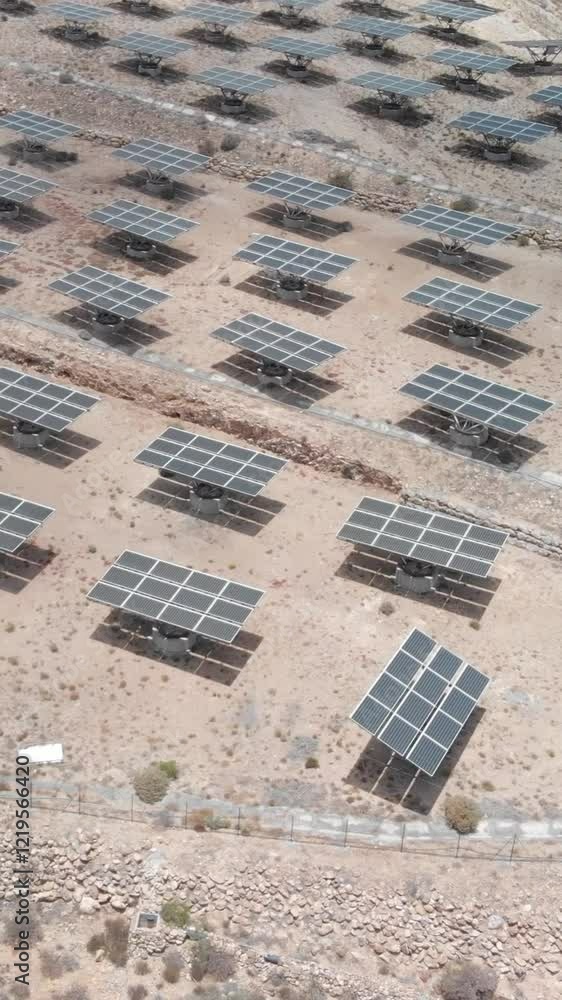 Vídeo do Stock: Planta de energía solar fotovoltáica. Granja de paneles ...